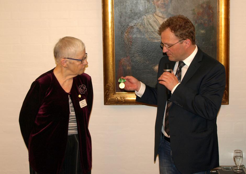 Voksede op med karle ved bordet – nu stopper hun i slægtsgårdenes ...