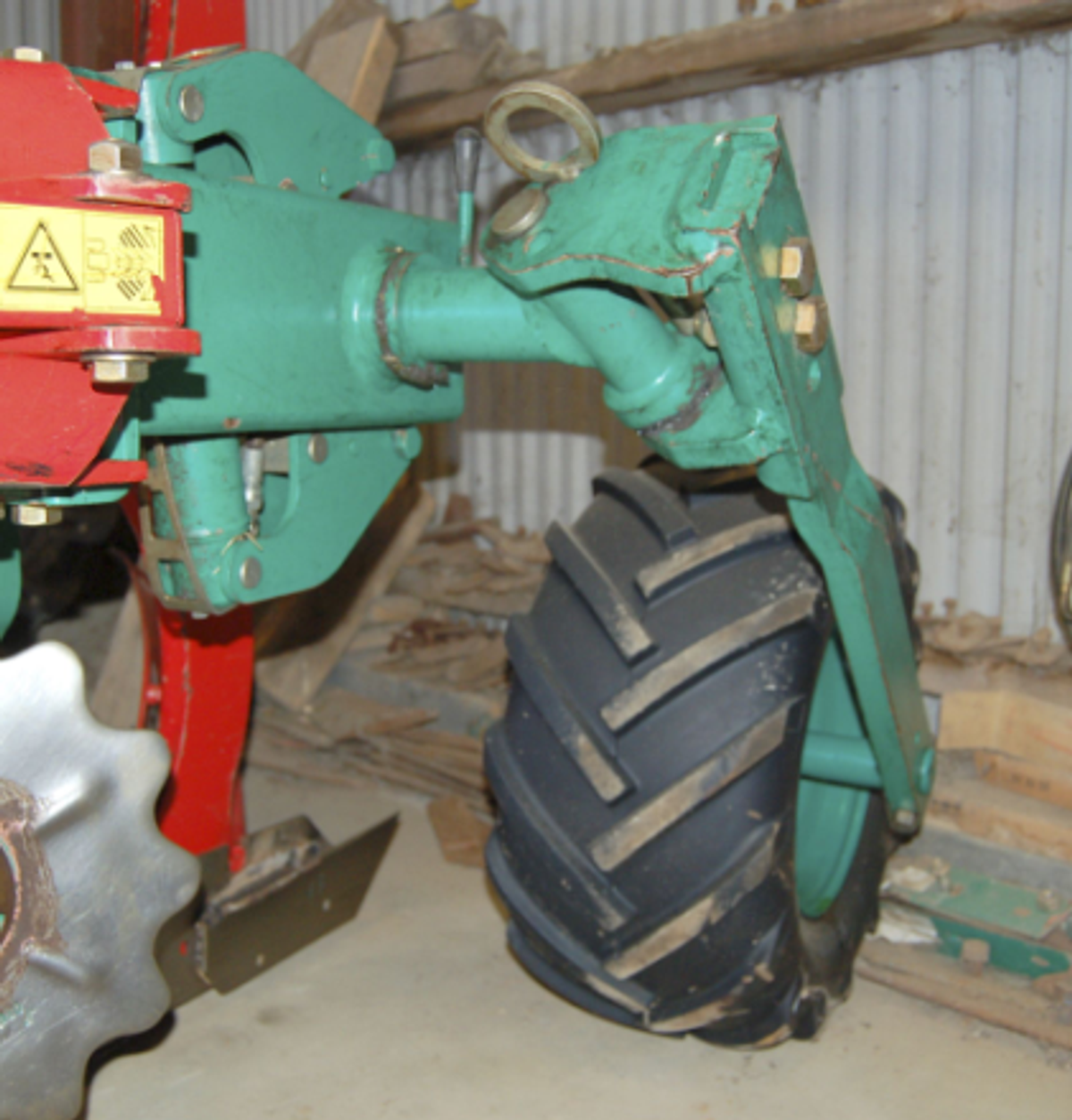 Pæne foragre med hydraulisk landhjul på stor liftplov - LandbrugsAvisen