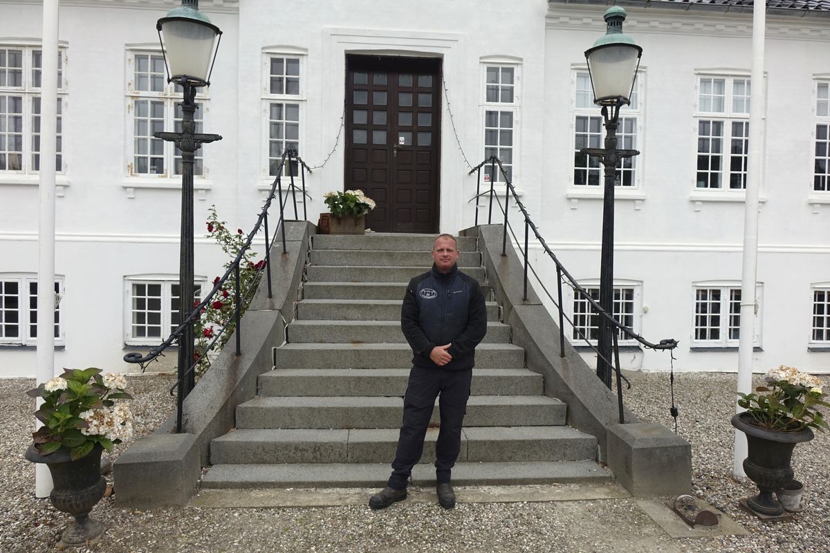 Egentlig var det storebror, der skulle arve godset, men far ville noget ...
